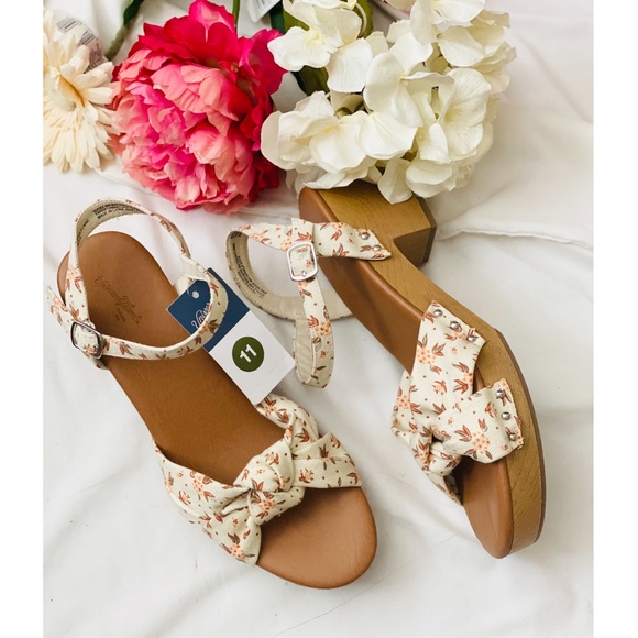 Universal Thread | Shoes | Universal Thread Floral Heeled Sandals ...